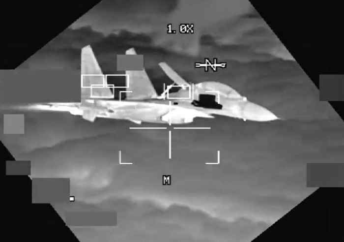 Nekat Terbang Hanya 3 Meter dari Pembom B-52, Inilah Profil Jet Tempur ...