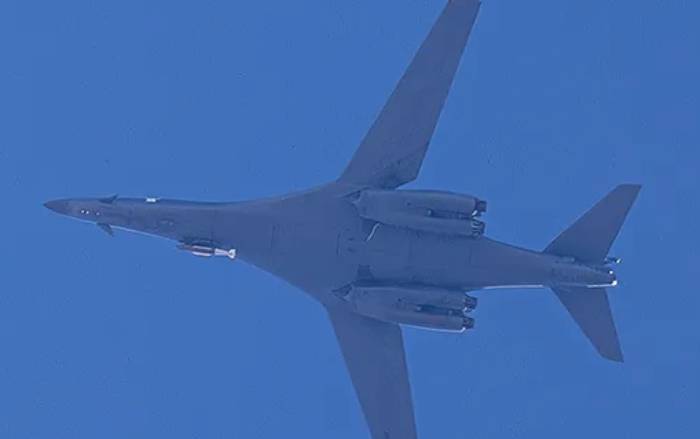 Pertama Kali, Pembom B-1B Lancer Terlihat Gotong Bom Anti Bunker GBU-72 ...