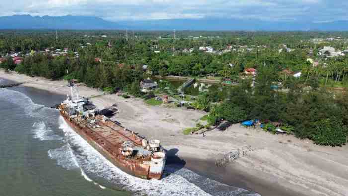 Bakal Jadi Museum Bahari, Eks LST KRI Teluk Bone 511 Terdampar dan ...
