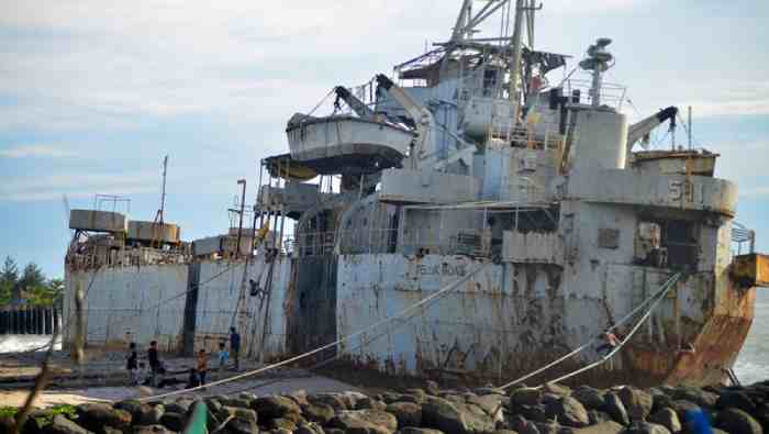 Bakal Jadi Museum Bahari, Eks LST KRI Teluk Bone 511 Terdampar dan ...