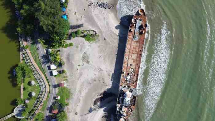 Bakal Jadi Museum Bahari, Eks LST KRI Teluk Bone 511 Terdampar dan ...