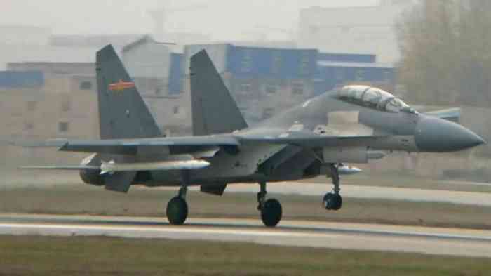 Spektakuler, Jet Tempur Shenyang J-16 Terbang Sangat Rendah Melintasi ...