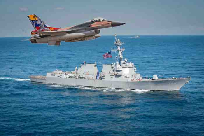 F-16 Venezuela "Show of Force" di Dekat Destroyer AS USS Jason Dunham ...