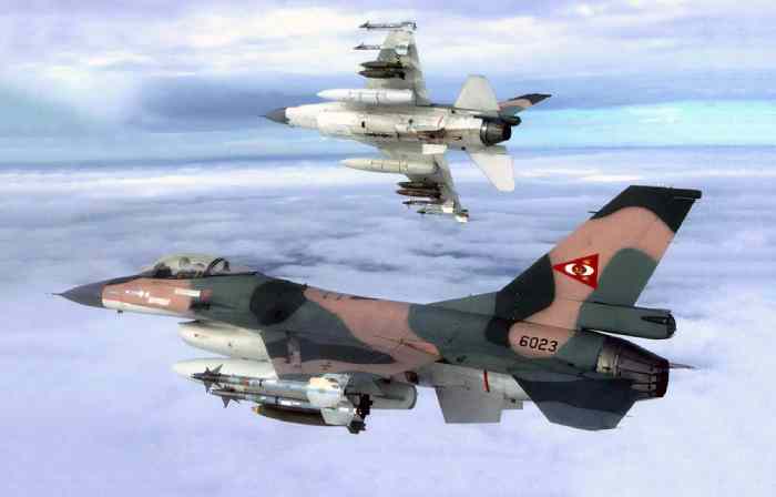 F-16 Venezuela "Show of Force" di Dekat Destroyer AS USS Jason Dunham ...